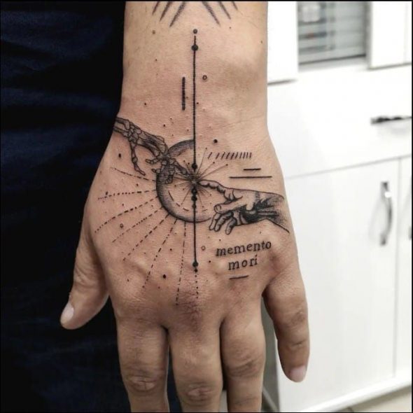 Les tatouages sur les mains - Phalanges - Paume - Main - Tatouée