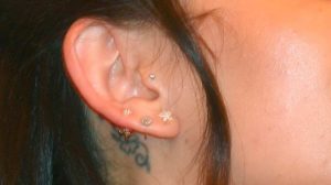 Tatouage oreille - Tattoo sur le lobe de l'oreille - Choisir - fusions